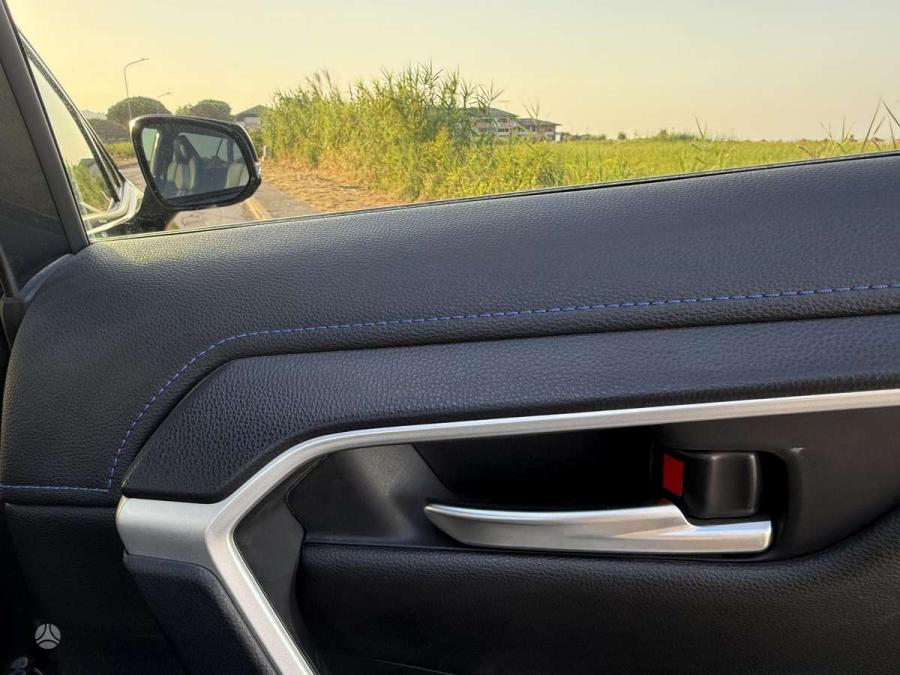 Grey Toyota RAV4 2019 in Vilnius, with an engine capacity of 2.49 L and mileage of 108 thousand km for 25000 €, photo 17 on AUTOMOTO.COM.LV