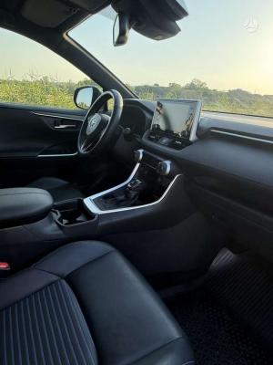 Grey Toyota RAV4 2019 in Vilnius, with an engine capacity of 2.49 L and mileage of 108 thousand km for 25000 €, photo 18 on AUTOMOTO.COM.LV