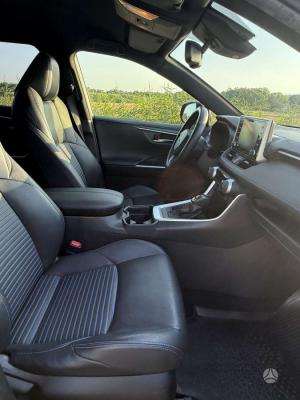 Grey Toyota RAV4 2019 in Vilnius, with an engine capacity of 2.49 L and mileage of 108 thousand km for 25000 €, photo 19 on AUTOMOTO.COM.LV