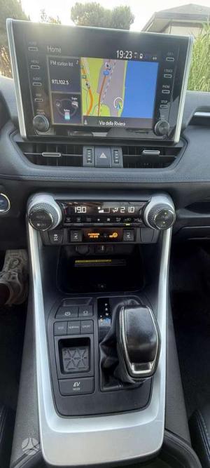 Grey Toyota RAV4 2019 in Vilnius, with an engine capacity of 2.49 L and mileage of 108 thousand km for 25000 €, photo 21 on AUTOMOTO.COM.LV
