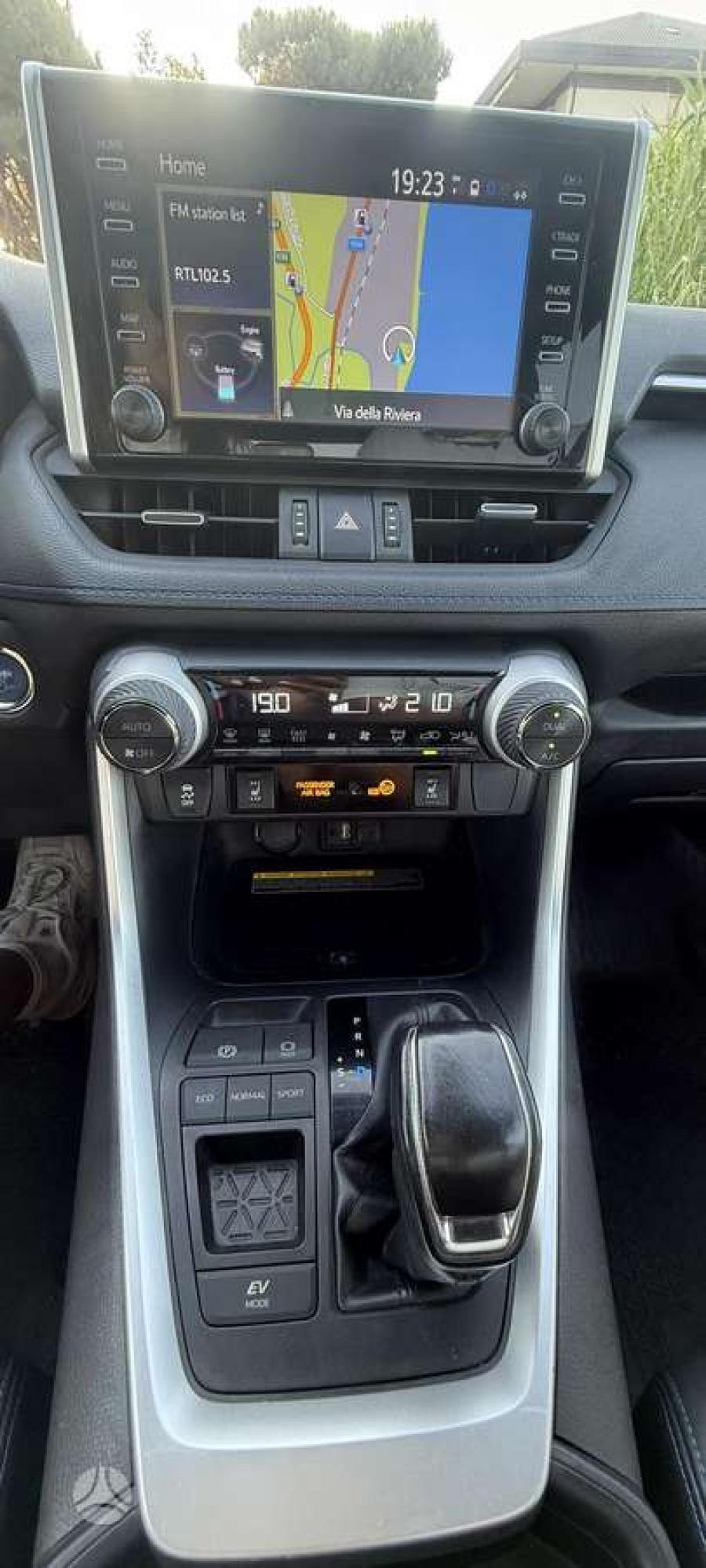 Grey Toyota RAV4 2019 in Vilnius, with an engine capacity of 2.49 L and mileage of 108 thousand km for 25000 €, photo 21 on AUTOMOTO.COM.LV