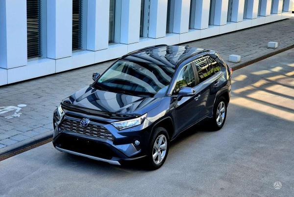 Grey Toyota RAV4 2019 in Vilnius, with an engine capacity of 2.49 L and mileage of 289 thousand km for 18000 €, photo 1 on AUTOMOTO.COM.LV
