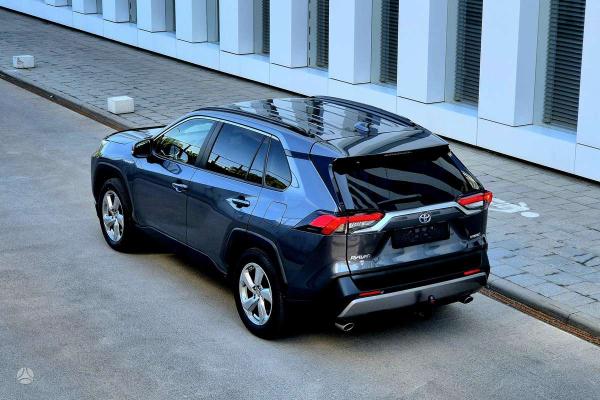 Grey Toyota RAV4 2019 in Vilnius, with an engine capacity of 2.49 L and mileage of 289 thousand km for 18000 €, photo 2 on AUTOMOTO.COM.LV