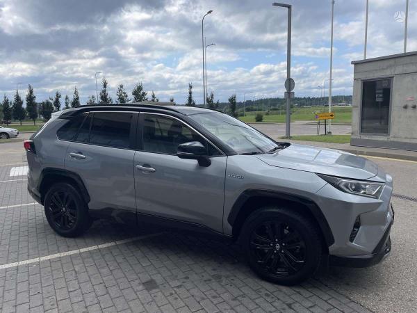 Pelēks Toyota RAV4 2019 Viļņa, ar dzinēja tilpumu 2.50 L un nobraukumu 140 tūkst. km par 23999 €, foto 3 vietnē AUTOMOTO.COM.LV