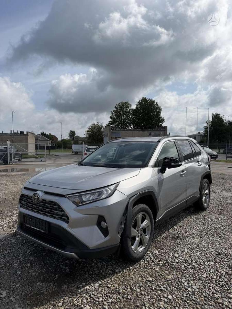 Grey Toyota RAV4 2019 in Siauliai, with an engine capacity of 1.99 L and mileage of 44 thousand km for 15200 €, photo 1 on AUTOMOTO.COM.LV