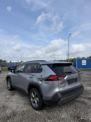 Grey Toyota RAV4 2019 in Siauliai, with an engine capacity of 1.99 L and mileage of 44 thousand km for 15200 €, photo 3 on AUTOMOTO.COM.LV
