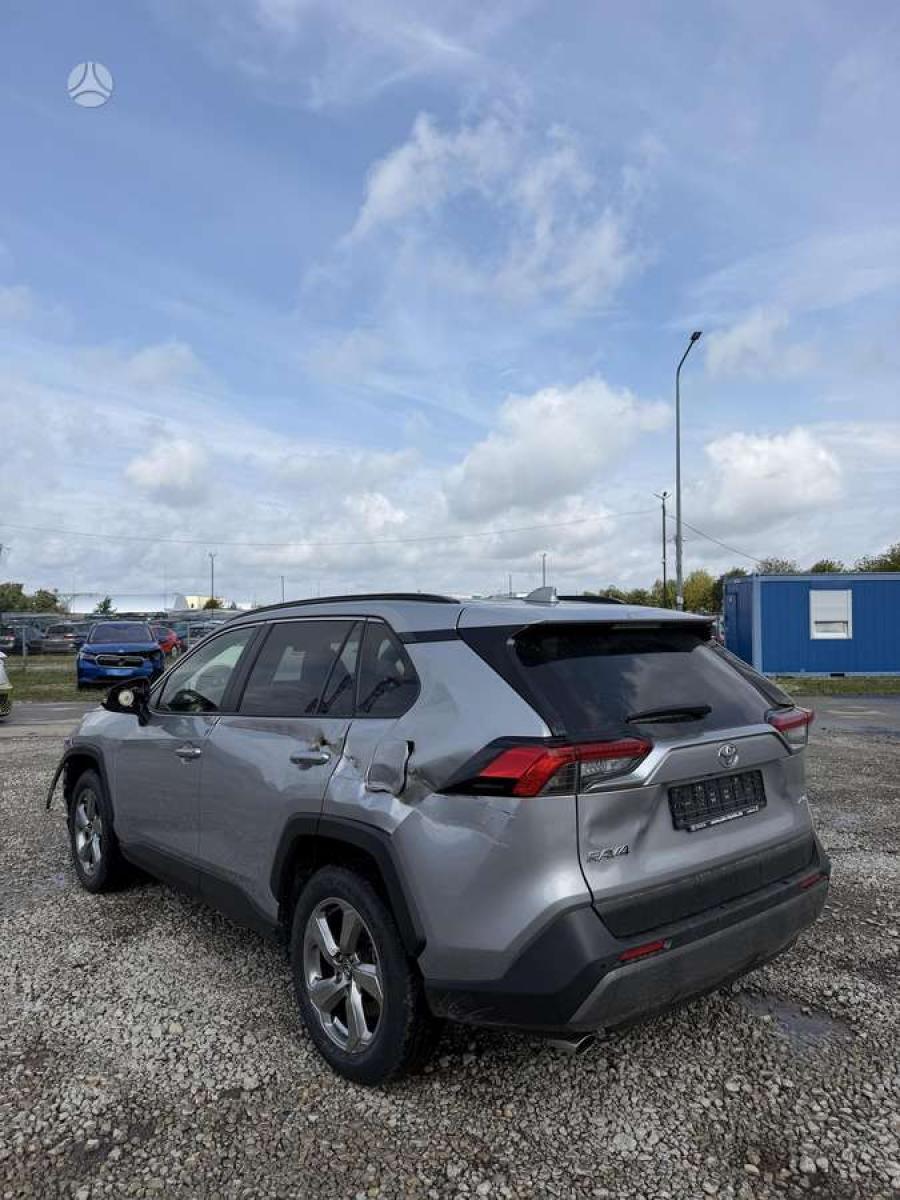 Grey Toyota RAV4 2019 in Siauliai, with an engine capacity of 1.99 L and mileage of 44 thousand km for 15200 €, photo 3 on AUTOMOTO.COM.LV