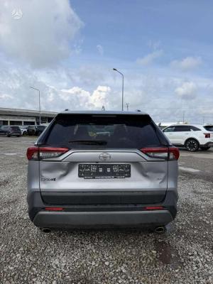 Grey Toyota RAV4 2019 in Siauliai, with an engine capacity of 1.99 L and mileage of 44 thousand km for 15200 €, photo 4 on AUTOMOTO.COM.LV
