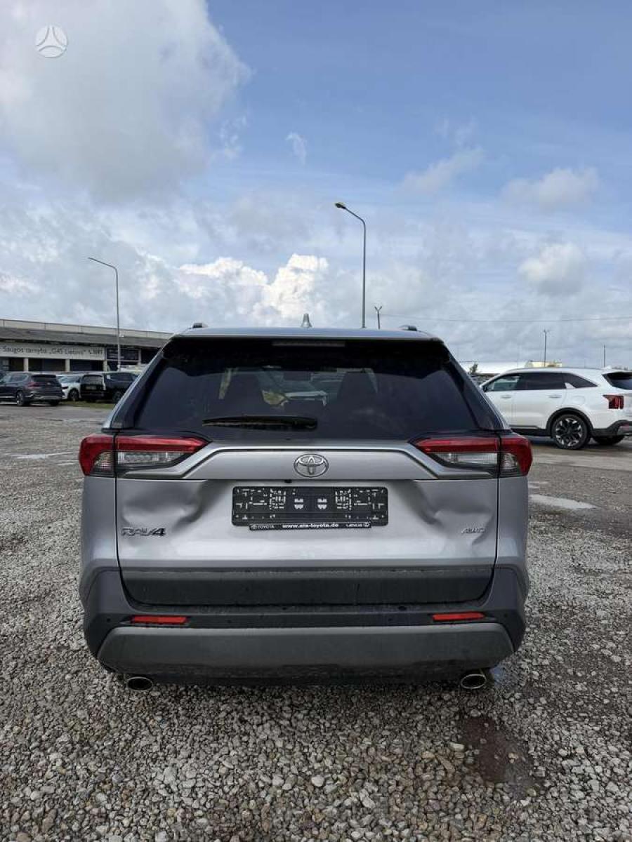 Grey Toyota RAV4 2019 in Siauliai, with an engine capacity of 1.99 L and mileage of 44 thousand km for 15200 €, photo 4 on AUTOMOTO.COM.LV