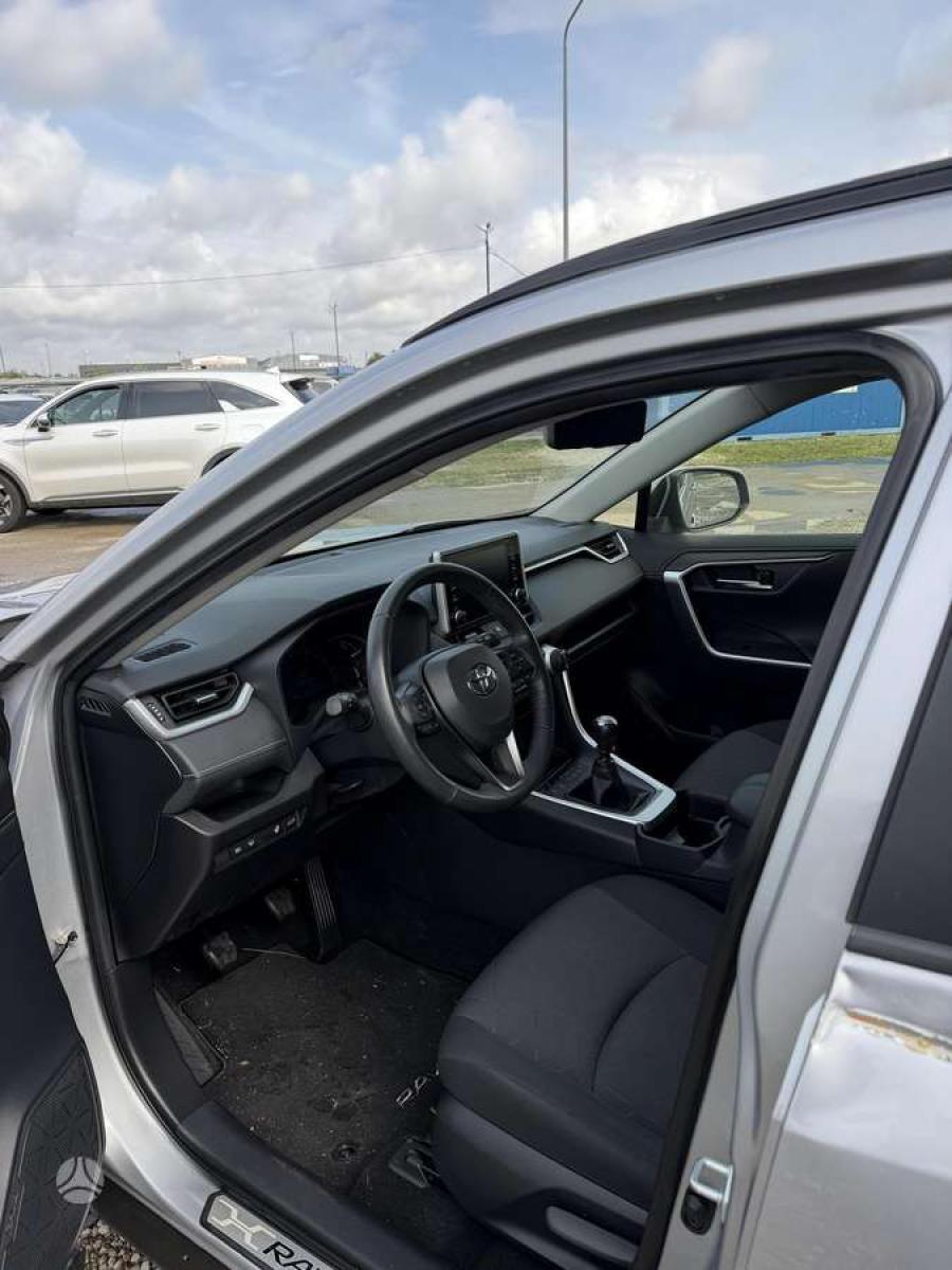 Grey Toyota RAV4 2019 in Siauliai, with an engine capacity of 1.99 L and mileage of 44 thousand km for 15200 €, photo 7 on AUTOMOTO.COM.LV