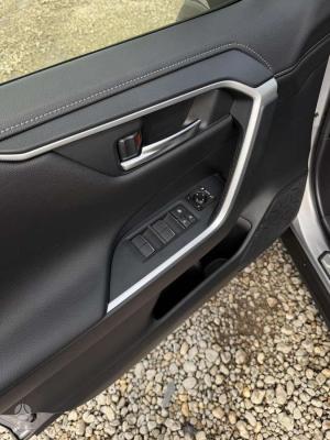 Grey Toyota RAV4 2019 in Siauliai, with an engine capacity of 1.99 L and mileage of 44 thousand km for 15200 €, photo 8 on AUTOMOTO.COM.LV