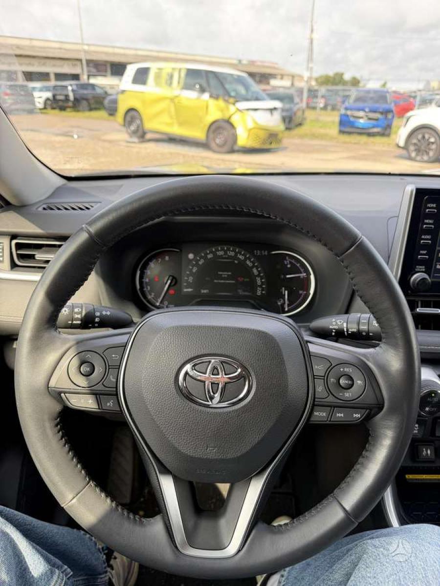 Grey Toyota RAV4 2019 in Siauliai, with an engine capacity of 1.99 L and mileage of 44 thousand km for 15200 €, photo 10 on AUTOMOTO.COM.LV