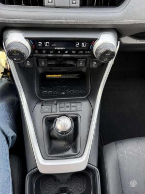 Grey Toyota RAV4 2019 in Siauliai, with an engine capacity of 1.99 L and mileage of 44 thousand km for 15200 €, photo 13 on AUTOMOTO.COM.LV
