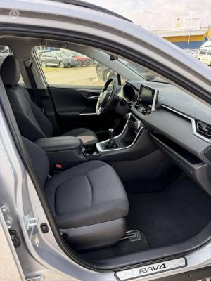 Grey Toyota RAV4 2019 in Siauliai, with an engine capacity of 1.99 L and mileage of 44 thousand km for 15200 €, photo 16 on AUTOMOTO.COM.LV