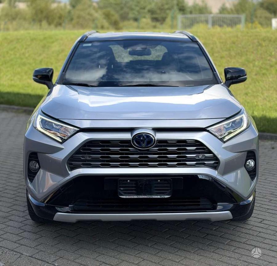 Grey Toyota RAV4 2019 in Vilnius, with an engine capacity of 2.49 L and mileage of 210 thousand km for 22500 €, photo 4 on AUTOMOTO.COM.LV