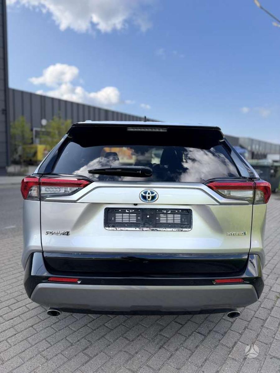 Grey Toyota RAV4 2019 in Vilnius, with an engine capacity of 2.49 L and mileage of 210 thousand km for 22500 €, photo 5 on AUTOMOTO.COM.LV