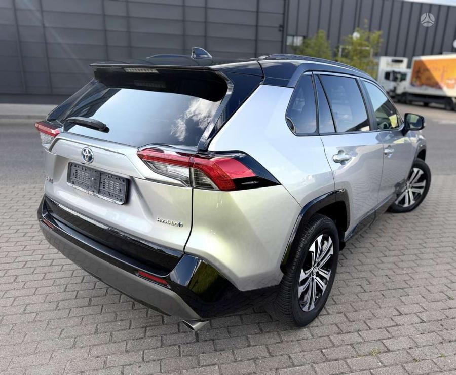 Grey Toyota RAV4 2019 in Vilnius, with an engine capacity of 2.49 L and mileage of 210 thousand km for 22500 €, photo 6 on AUTOMOTO.COM.LV