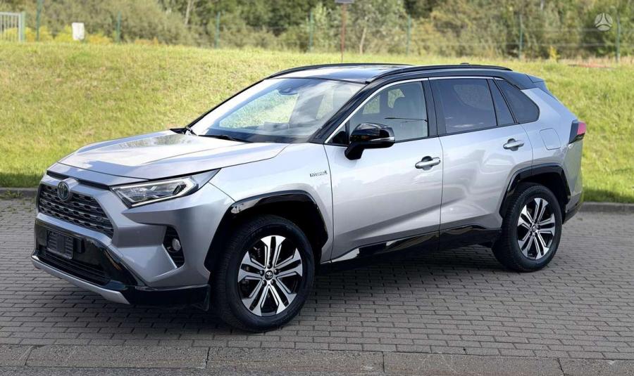 Grey Toyota RAV4 2019 in Vilnius, with an engine capacity of 2.49 L and mileage of 210 thousand km for 22500 €, photo 8 on AUTOMOTO.COM.LV