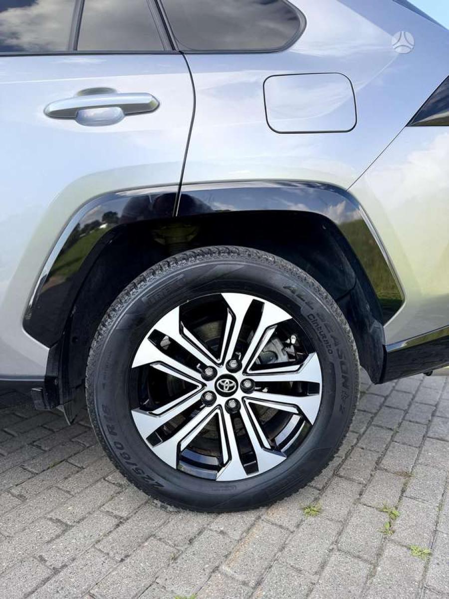 Grey Toyota RAV4 2019 in Vilnius, with an engine capacity of 2.49 L and mileage of 210 thousand km for 22500 €, photo 15 on AUTOMOTO.COM.LV