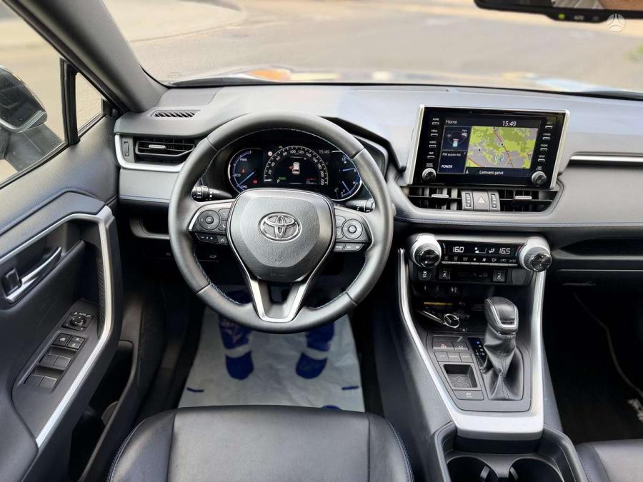Grey Toyota RAV4 2019 in Vilnius, with an engine capacity of 2.49 L and mileage of 210 thousand km for 22500 €, photo 17 on AUTOMOTO.COM.LV