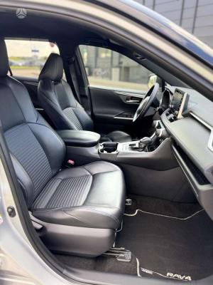 Grey Toyota RAV4 2019 in Vilnius, with an engine capacity of 2.49 L and mileage of 210 thousand km for 22500 €, photo 18 on AUTOMOTO.COM.LV