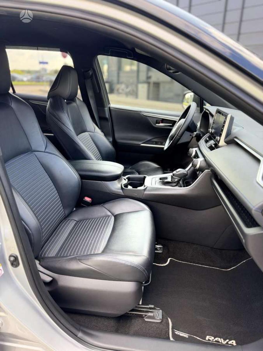 Grey Toyota RAV4 2019 in Vilnius, with an engine capacity of 2.49 L and mileage of 210 thousand km for 22500 €, photo 18 on AUTOMOTO.COM.LV