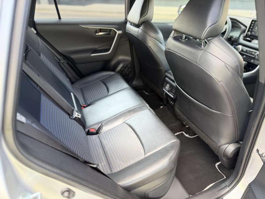Grey Toyota RAV4 2019 in Vilnius, with an engine capacity of 2.49 L and mileage of 210 thousand km for 22500 €, photo 19 on AUTOMOTO.COM.LV