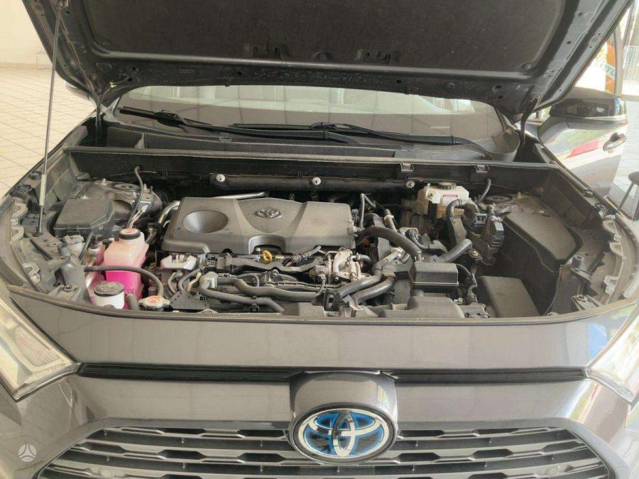 Grey Toyota RAV4 2019 in Daugavpils, with an engine capacity of 2.49 L and mileage of 69 thousand km for 27950 €, photo 4 on AUTOMOTO.COM.LV
