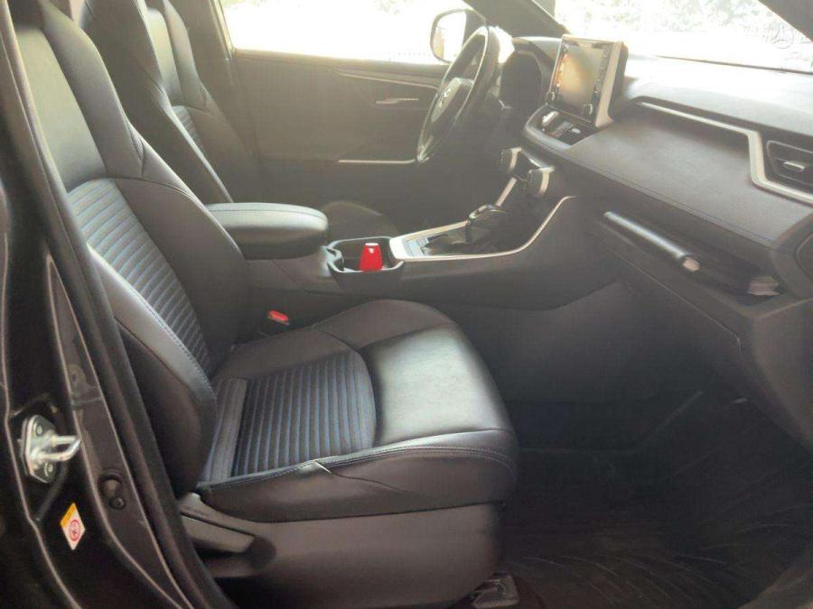 Grey Toyota RAV4 2019 in Daugavpils, with an engine capacity of 2.49 L and mileage of 69 thousand km for 27950 €, photo 17 on AUTOMOTO.COM.LV