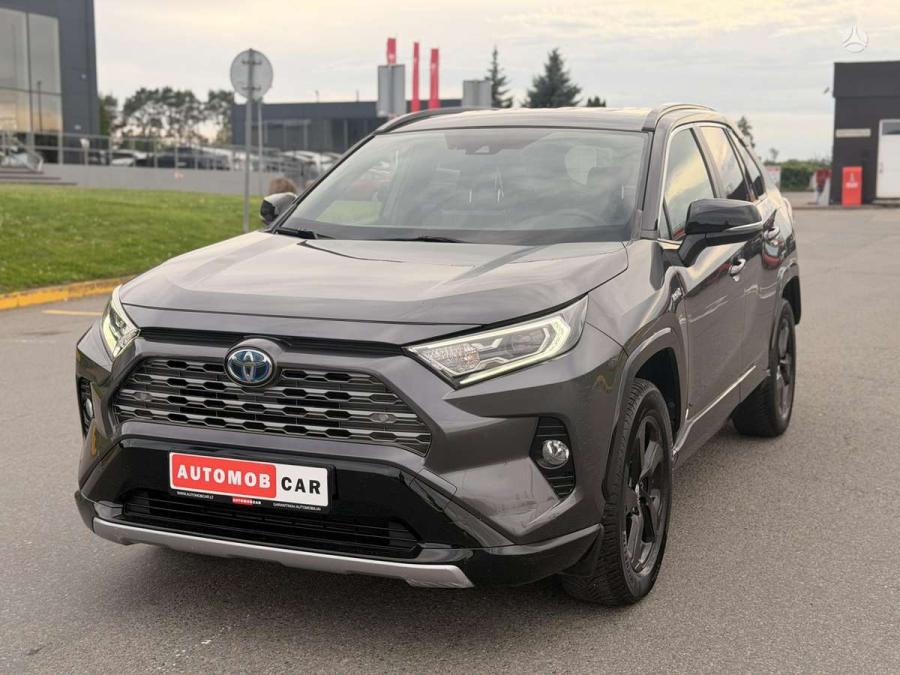 Grey Toyota RAV4 2019 in Vilnius, with an engine capacity of 2.49 L and mileage of 100 thousand km for 27650 €, photo 1 on AUTOMOTO.COM.LV