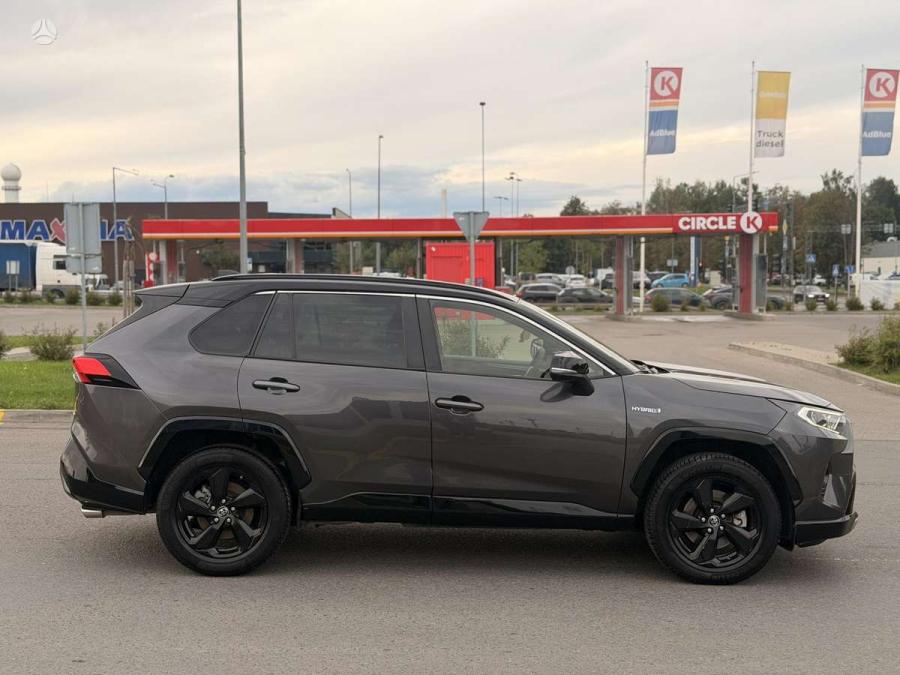 Grey Toyota RAV4 2019 in Vilnius, with an engine capacity of 2.49 L and mileage of 100 thousand km for 27650 €, photo 3 on AUTOMOTO.COM.LV