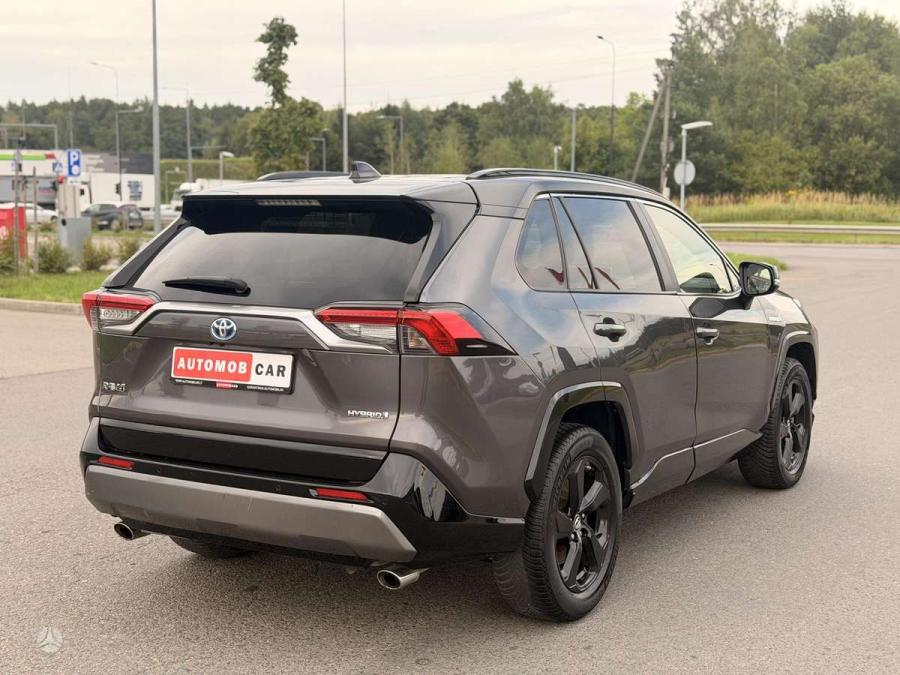 Grey Toyota RAV4 2019 in Vilnius, with an engine capacity of 2.49 L and mileage of 100 thousand km for 27650 €, photo 6 on AUTOMOTO.COM.LV
