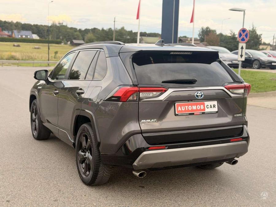 Grey Toyota RAV4 2019 in Vilnius, with an engine capacity of 2.49 L and mileage of 100 thousand km for 27650 €, photo 7 on AUTOMOTO.COM.LV