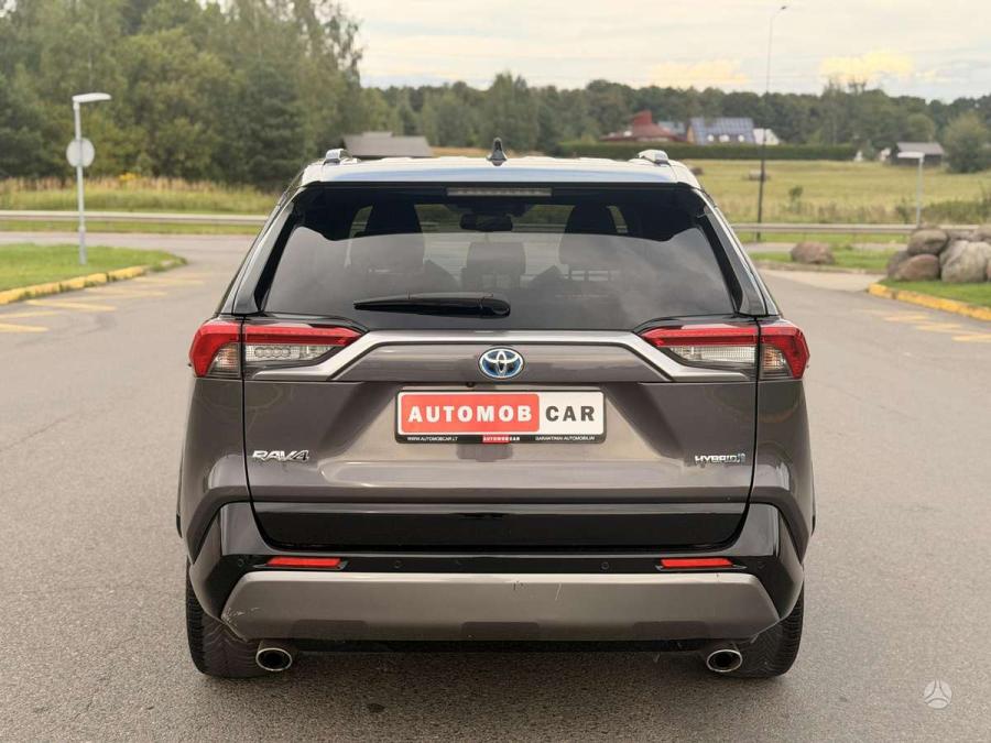 Grey Toyota RAV4 2019 in Vilnius, with an engine capacity of 2.49 L and mileage of 100 thousand km for 27650 €, photo 8 on AUTOMOTO.COM.LV