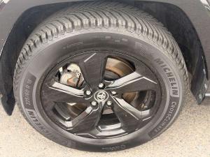 Grey Toyota RAV4 2019 in Vilnius, with an engine capacity of 2.49 L and mileage of 100 thousand km for 27650 €, photo 9 on AUTOMOTO.COM.LV