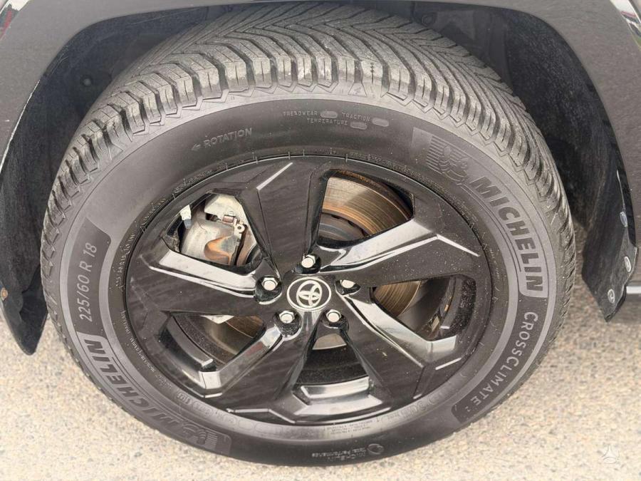 Grey Toyota RAV4 2019 in Vilnius, with an engine capacity of 2.49 L and mileage of 100 thousand km for 27650 €, photo 9 on AUTOMOTO.COM.LV