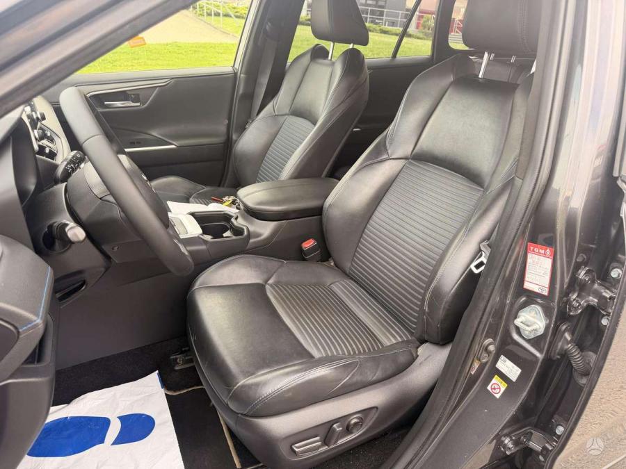 Grey Toyota RAV4 2019 in Vilnius, with an engine capacity of 2.49 L and mileage of 100 thousand km for 27650 €, photo 11 on AUTOMOTO.COM.LV