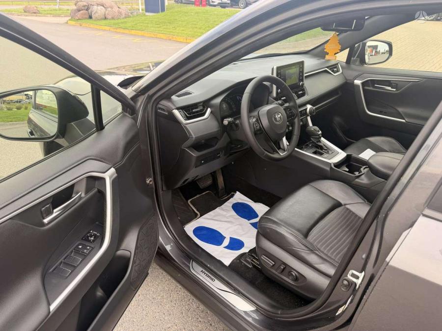 Grey Toyota RAV4 2019 in Vilnius, with an engine capacity of 2.49 L and mileage of 100 thousand km for 27650 €, photo 12 on AUTOMOTO.COM.LV