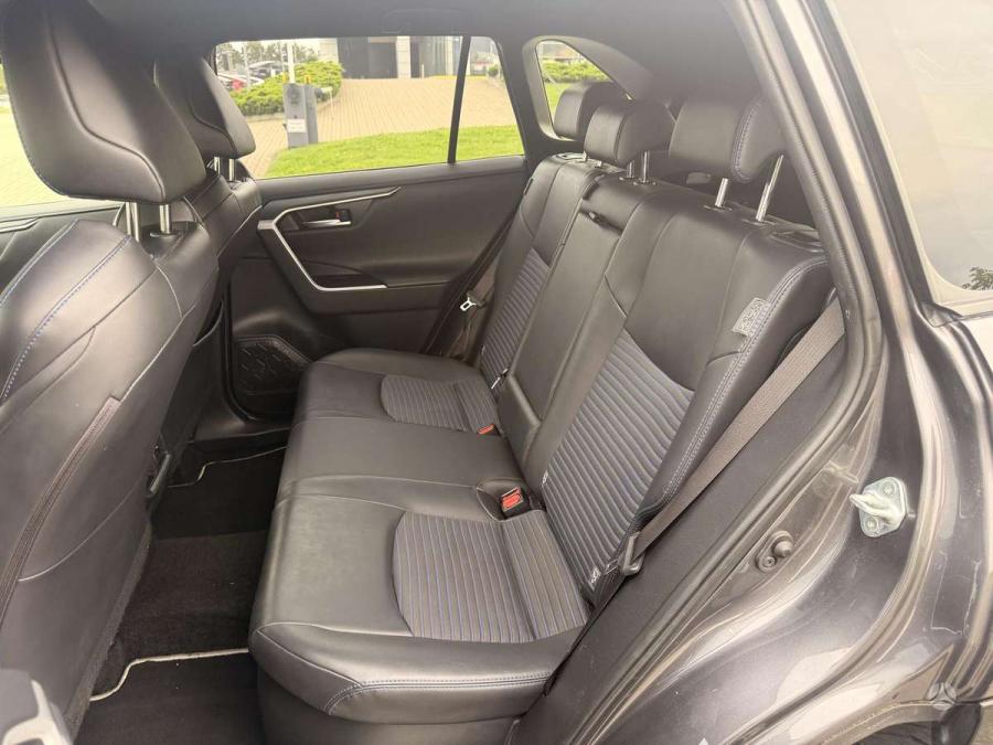 Grey Toyota RAV4 2019 in Vilnius, with an engine capacity of 2.49 L and mileage of 100 thousand km for 27650 €, photo 14 on AUTOMOTO.COM.LV
