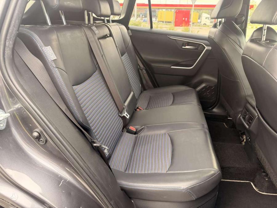 Grey Toyota RAV4 2019 in Vilnius, with an engine capacity of 2.49 L and mileage of 100 thousand km for 27650 €, photo 17 on AUTOMOTO.COM.LV