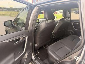 Grey Toyota RAV4 2019 in Vilnius, with an engine capacity of 2.49 L and mileage of 100 thousand km for 27650 €, photo 19 on AUTOMOTO.COM.LV