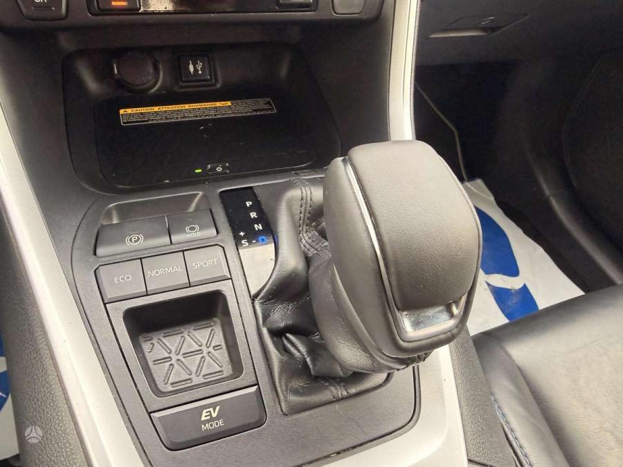 Grey Toyota RAV4 2019 in Vilnius, with an engine capacity of 2.49 L and mileage of 100 thousand km for 27650 €, photo 29 on AUTOMOTO.COM.LV