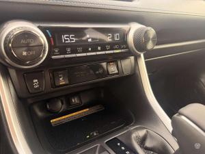 Grey Toyota RAV4 2019 in Vilnius, with an engine capacity of 2.49 L and mileage of 100 thousand km for 27650 €, photo 30 on AUTOMOTO.COM.LV