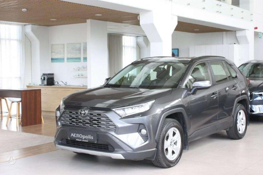 Pelēks Toyota RAV4 2019 Viļņa, ar dzinēja tilpumu 1.99 L un nobraukumu 135 tūkst. km par 22500 €, foto 1 vietnē AUTOMOTO.COM.LV