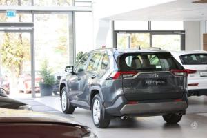 Pelēks Toyota RAV4 2019 Viļņa, ar dzinēja tilpumu 1.99 L un nobraukumu 135 tūkst. km par 22500 €, foto 3 vietnē AUTOMOTO.COM.LV