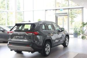 Pelēks Toyota RAV4 2019 Viļņa, ar dzinēja tilpumu 1.99 L un nobraukumu 135 tūkst. km par 22500 €, foto 5 vietnē AUTOMOTO.COM.LV