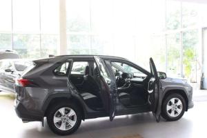 Pelēks Toyota RAV4 2019 Viļņa, ar dzinēja tilpumu 1.99 L un nobraukumu 135 tūkst. km par 22500 €, foto 6 vietnē AUTOMOTO.COM.LV