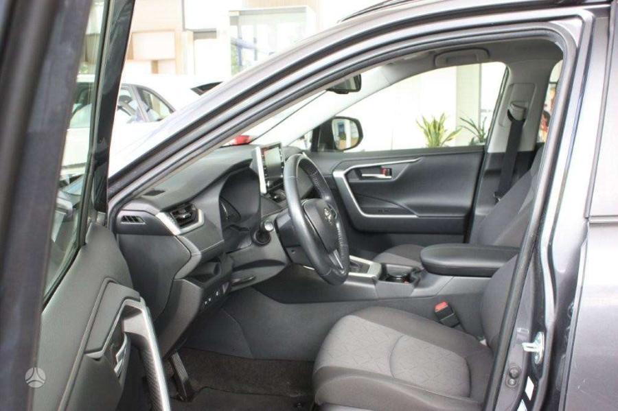 Pelēks Toyota RAV4 2019 Viļņa, ar dzinēja tilpumu 1.99 L un nobraukumu 135 tūkst. km par 22500 €, foto 7 vietnē AUTOMOTO.COM.LV