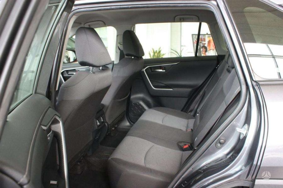 Pelēks Toyota RAV4 2019 Viļņa, ar dzinēja tilpumu 1.99 L un nobraukumu 135 tūkst. km par 22500 €, foto 24 vietnē AUTOMOTO.COM.LV