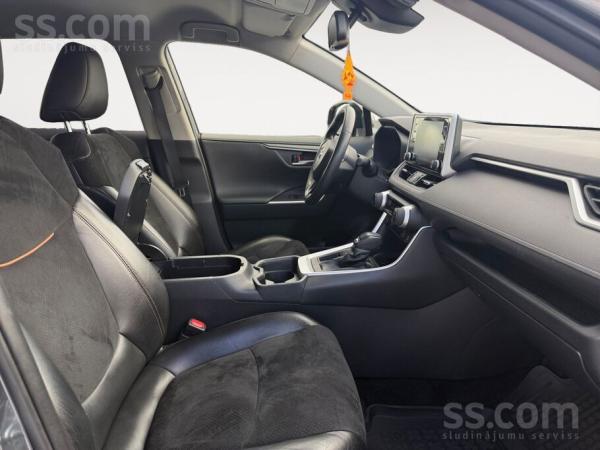 Grey Toyota RAV4 2019 in Riga, with an engine capacity of 2.00 L and mileage of 94 thousand km for 22900 €, photo 7 on AUTOMOTO.COM.LV